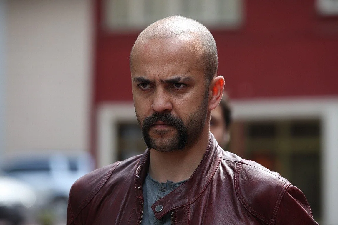 Sarp Akkaya “Kalpazan” dizisiyle anlaştı - Birsen Altuntaş