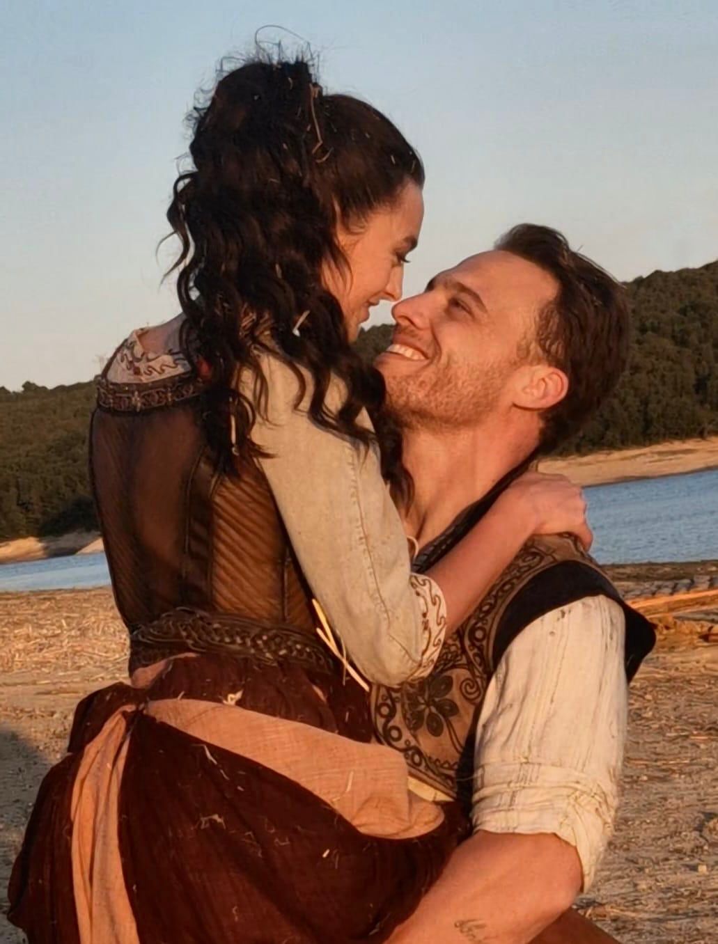 Kerem Bürsin ve Melis Sezen'li "Son Of A Rich"in setinden ilk romantik ...