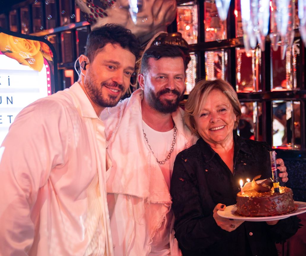 Murat Boz’dan annesine Cahide Sahnesinde sürpriz doğum günü kutlaması ...